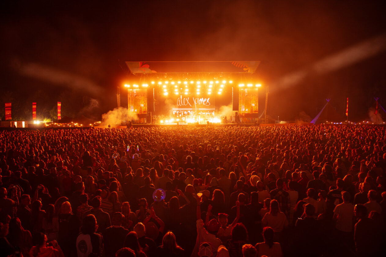 REVIEW: Alex James' 'Britpop Classical' triumphs at Big Feastival. An ...